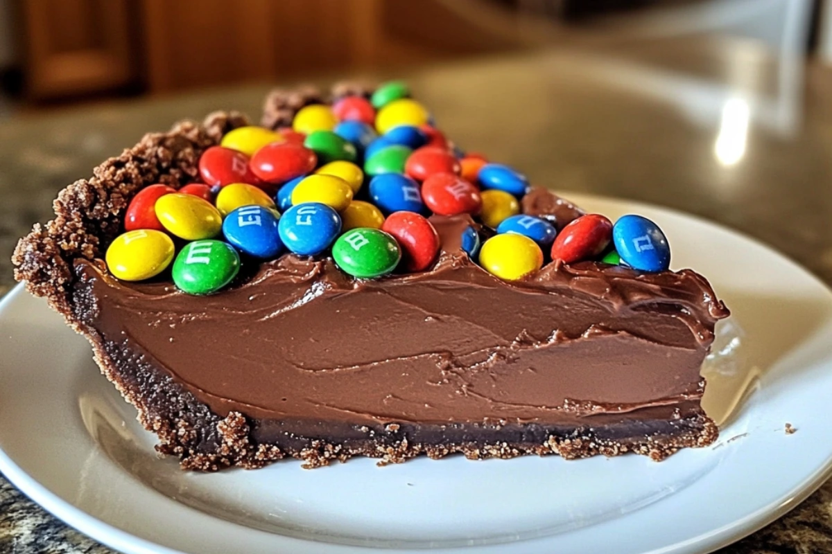 The Easiest No-Bake Chocolate M&M Pie Ever - foodiecharm.com